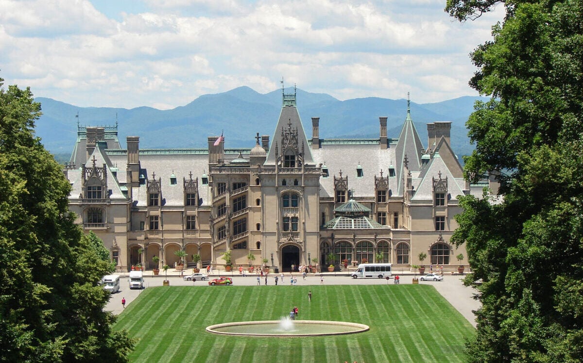 5 Creepy Gilded Age Mansions With Haunted Backstories